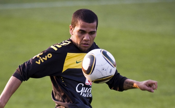 Barça decide não renovar com D. Alves para dar espaço a Douglas, diz ...