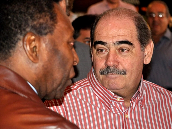 Uma foto, uma história! O olhar de admiração de Rivellino para Pelé ...