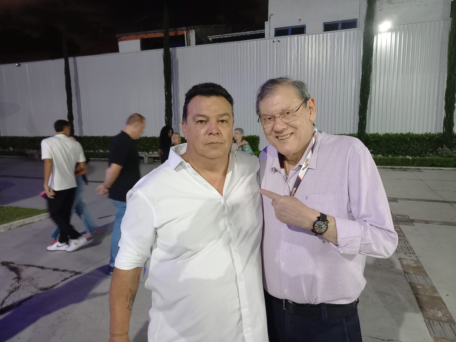 Ao lado de Osmar Santos, Milton Neves se emociona em homenagem recebida ... Ao lado de Osmar Santos, Milton Neves se emociona em homenagem recebida ...