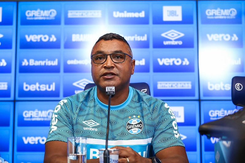 ‘Voltar pra casa é muito bom’, diz Roger em sua apresentação no Grêmio ...