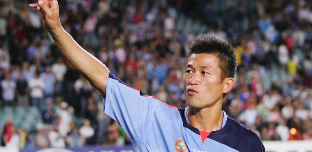 Aos 48 anos, Kazu renova contrato com clube da 2ª divisão japonesa ...