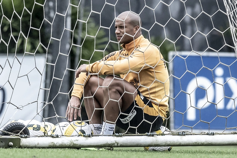 De ‘dispensável’ a titular e ‘tutor’ de Ângelo: o renascimento de ...