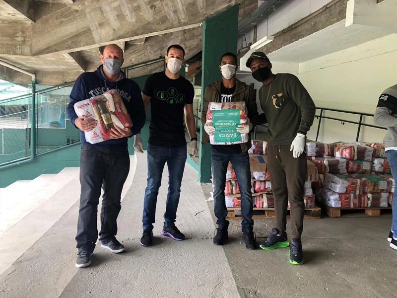 Jogadores do Coritiba participam de ação para ajudar colaboradores ...